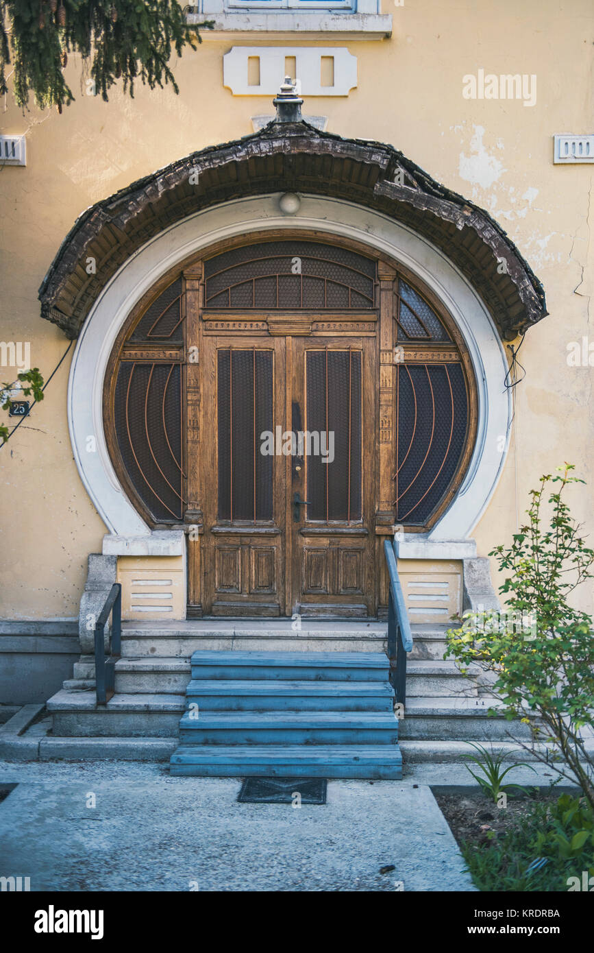 Old entrance with beautiful door in Bucharest Stock Photo - Alamy