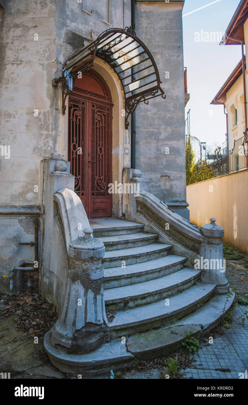 Old entrance with beautiful door in Bucharest Stock Photo - Alamy