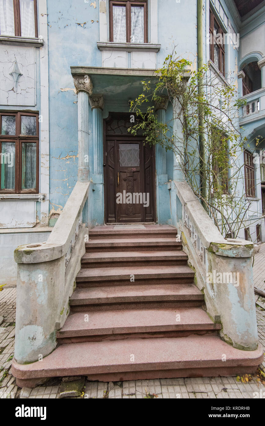 Old entrance with beautiful door in Bucharest Stock Photo - Alamy