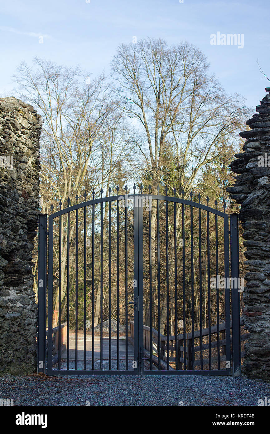 Gate in a castle hi-res stock photography and images - Alamy