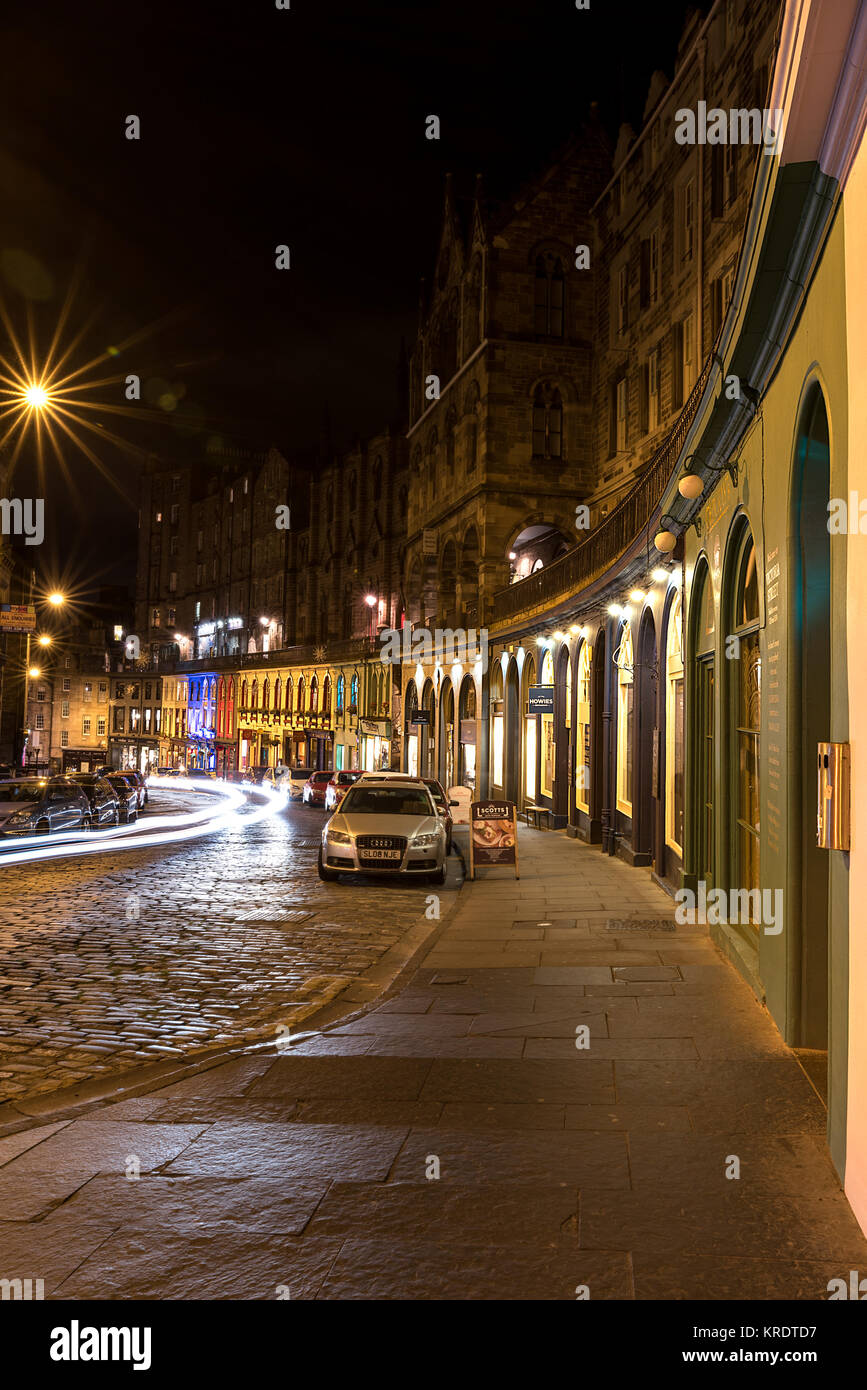 Down hill curved street of Victoria Street, Edinburgh at night with ...
