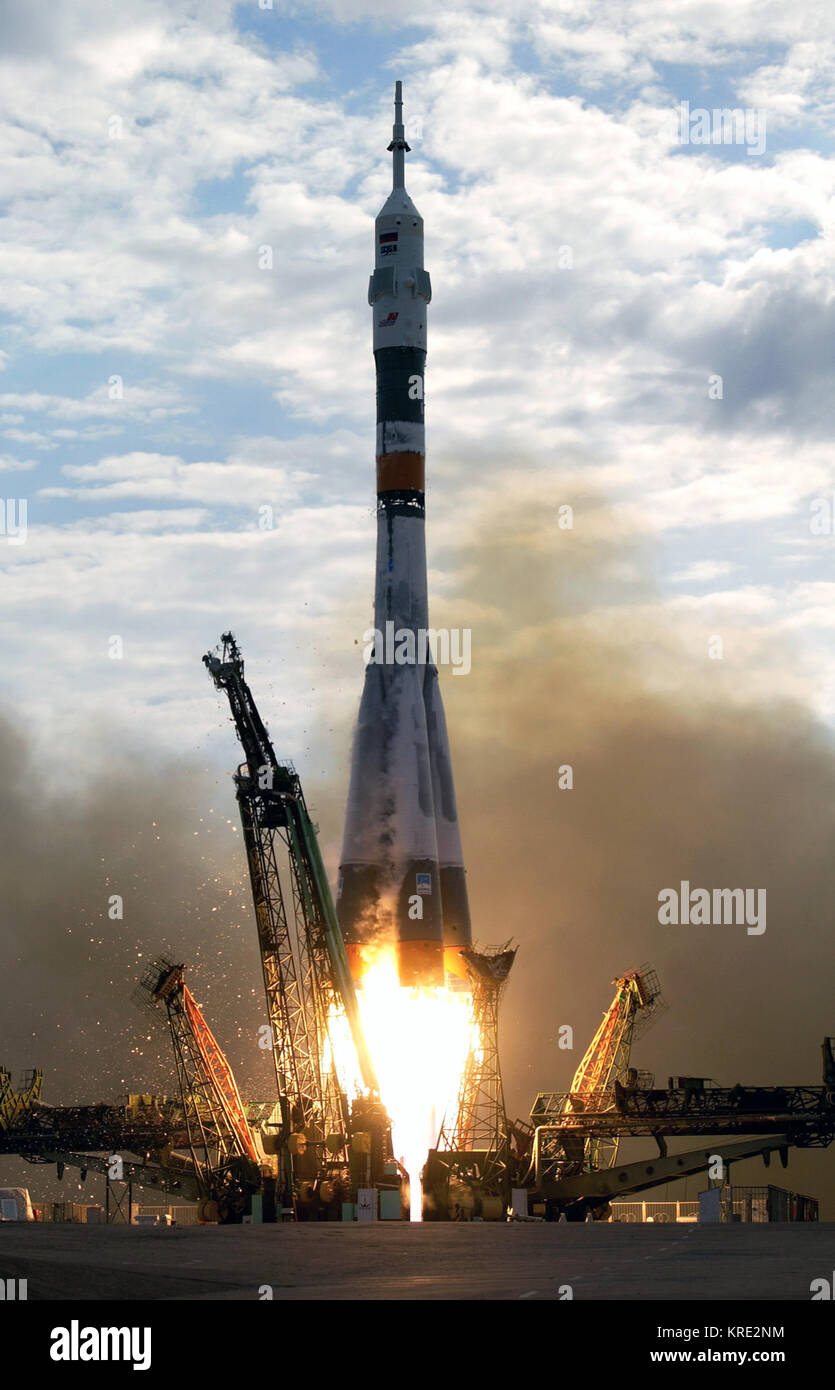 Expedition 7 Soyuz launch Stock Photo - Alamy