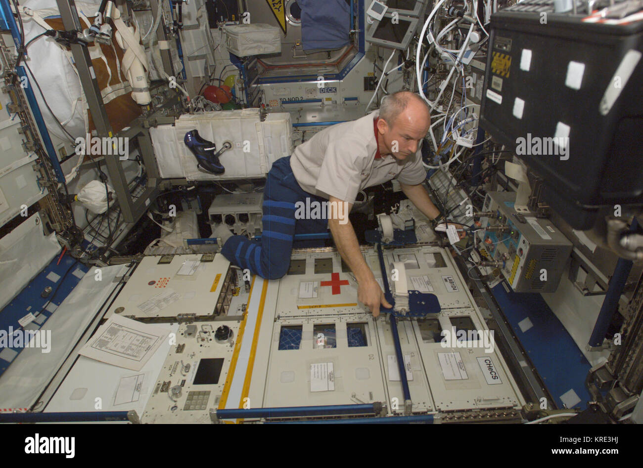 ISS-Expedition 13 at work Stock Photo - Alamy