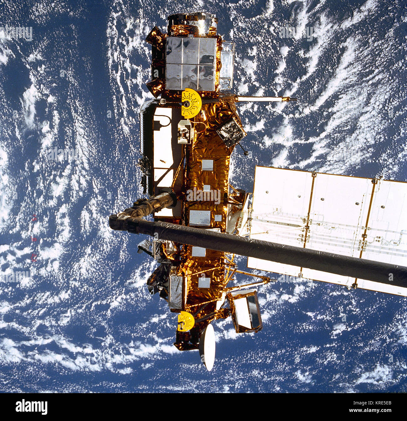 STS-48 ONBOARD PHOTO-UARS (UPPER ATMOSPHERE RESEARCH SATELLITE ...