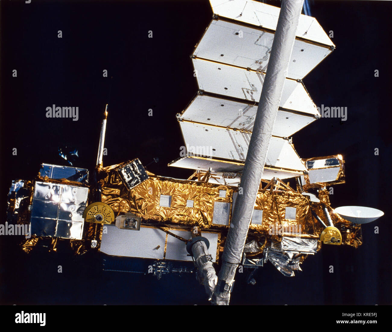 STS-48 ONBOARD PHOTO: THE UPPER ATMOSPHERE RESEARCH SATELLITE (UARS) IN ...