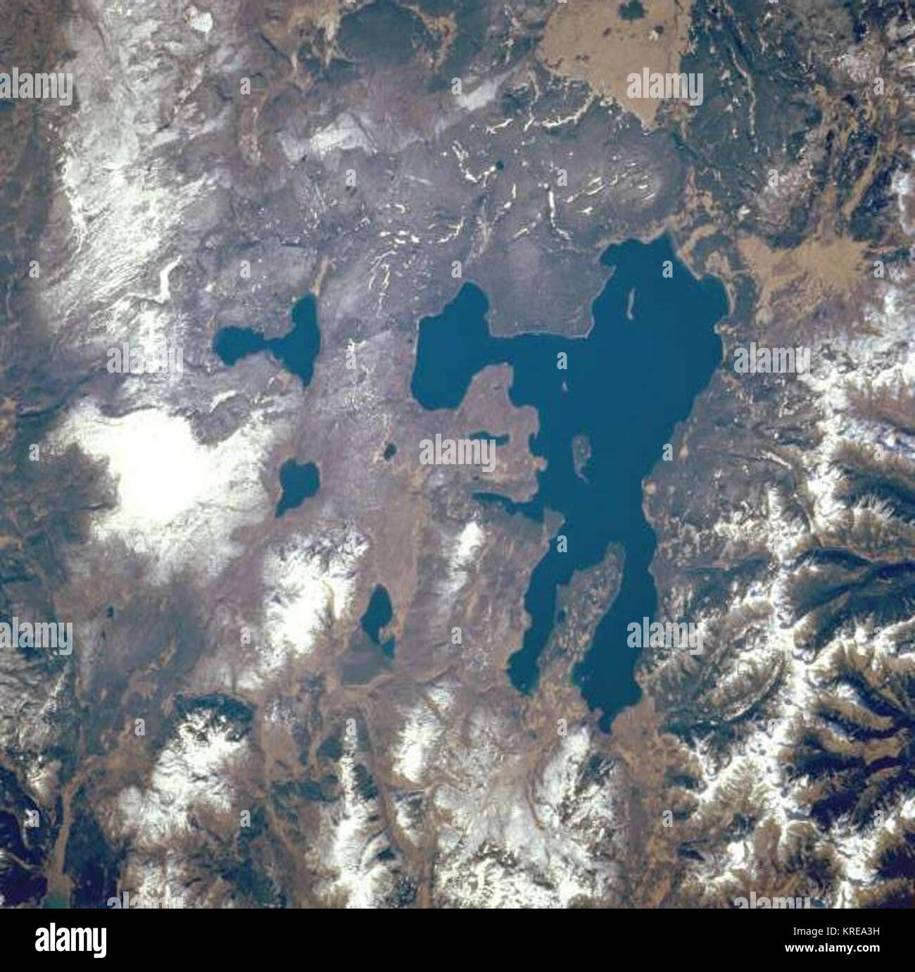 Lake geysers yellowstone national park hi-res stock photography and ...