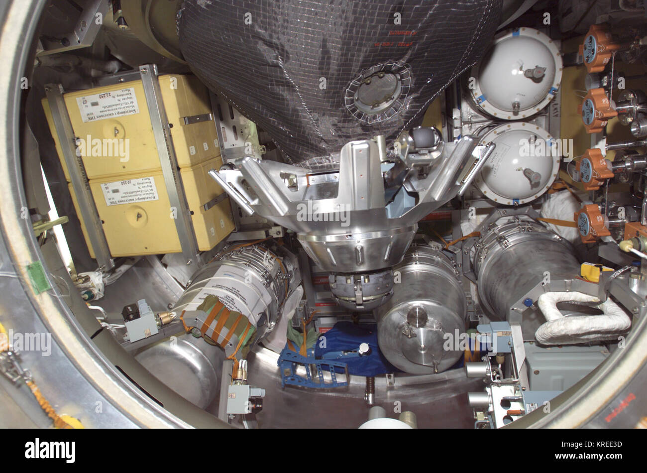 ISS-11 The hatch of the Progress 18 resupply craft Stock Photo - Alamy