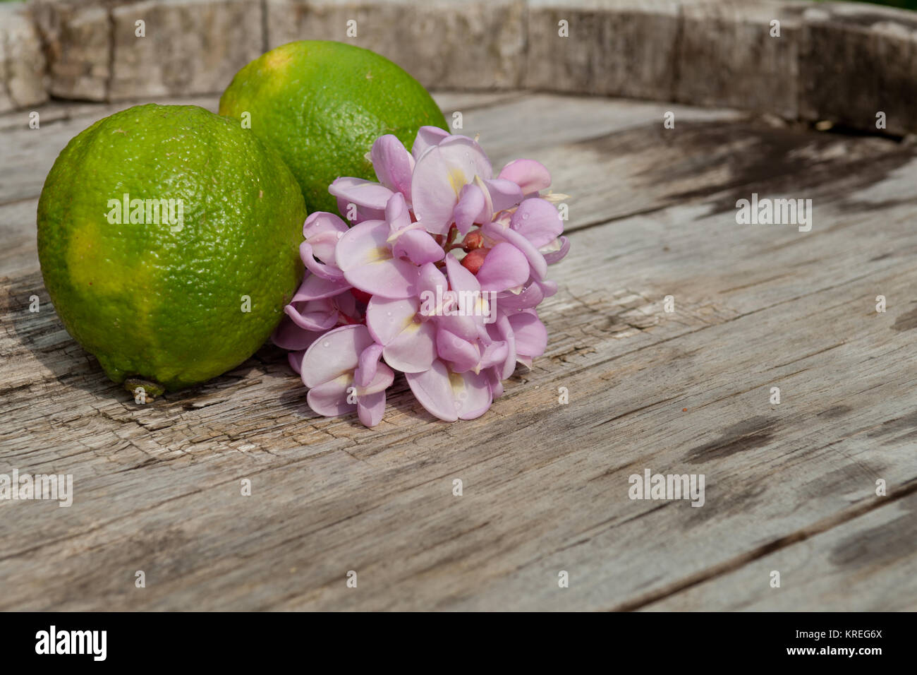 Raw textured wood Background backdrop with lemon and lime and copy ...