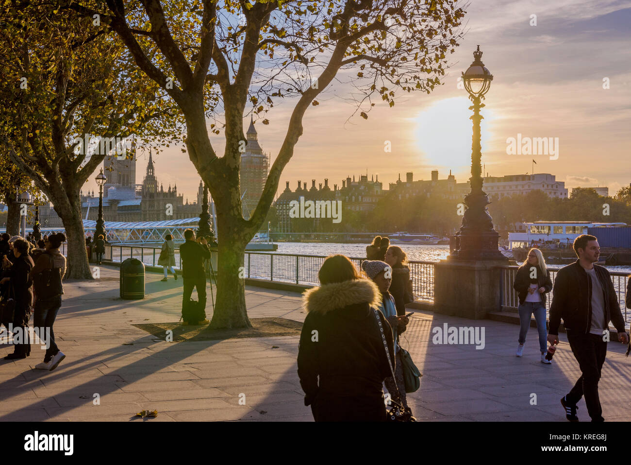 LONDON, UNITED KINGDOM - NOVEMBER 07: Thames riverside walking path in ...