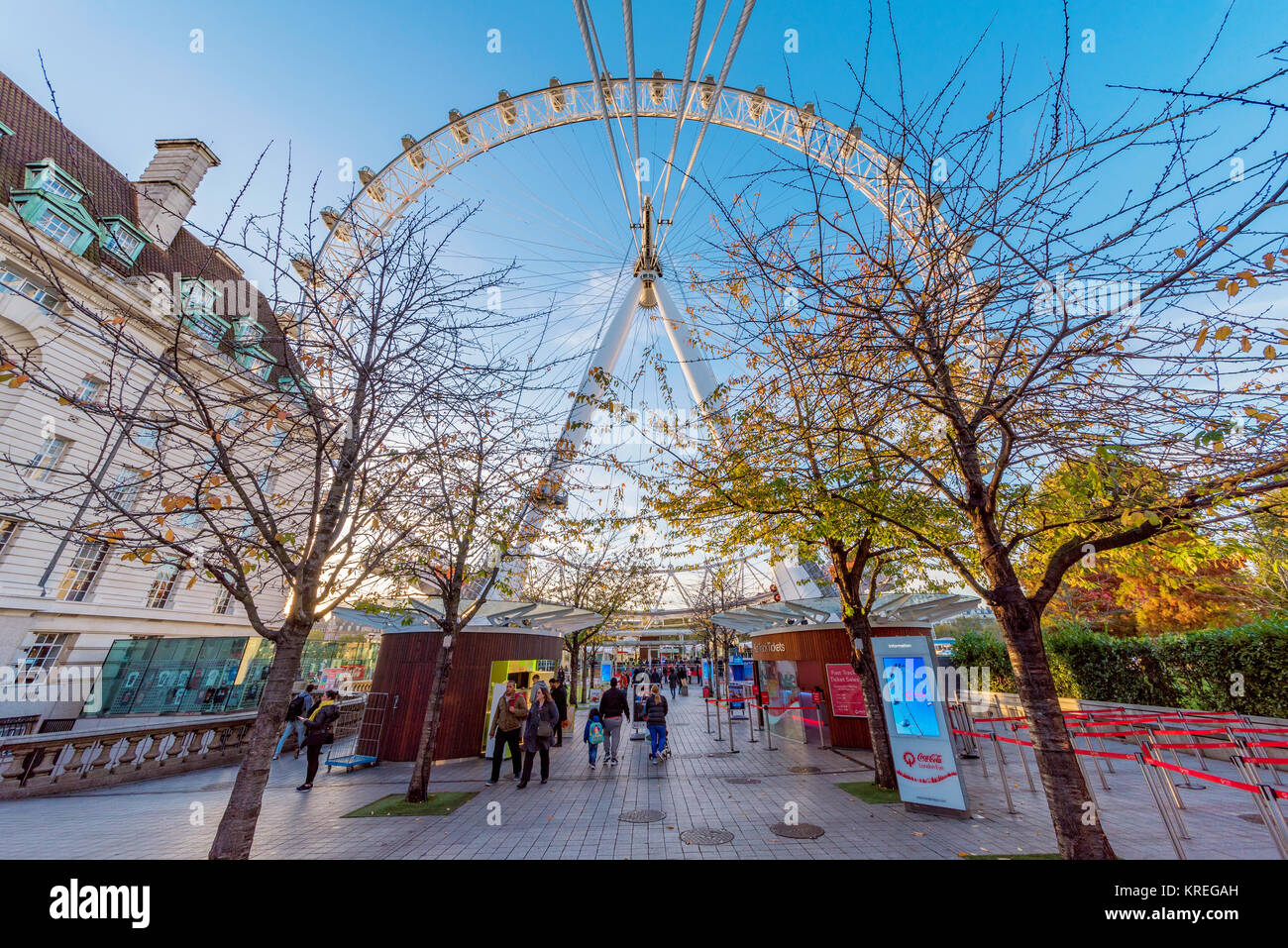 LONDON, UNITED KINGDOM - NOVEMBER 07: View of the London Eye ferris ...