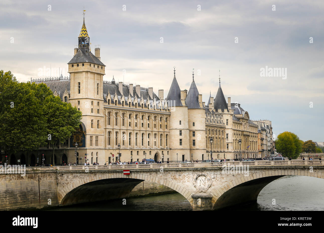 Parisian riverside hi-res stock photography and images - Alamy