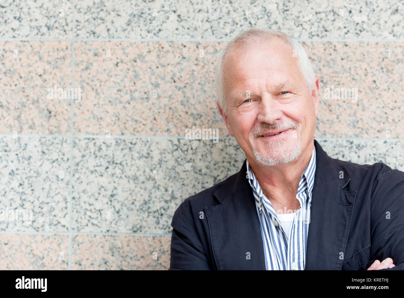 Alterer mann hi-res stock photography and images - Alamy