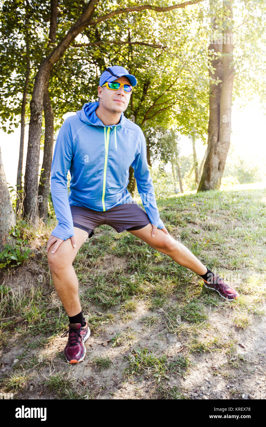 men stretching before running Stock Photo - Alamy