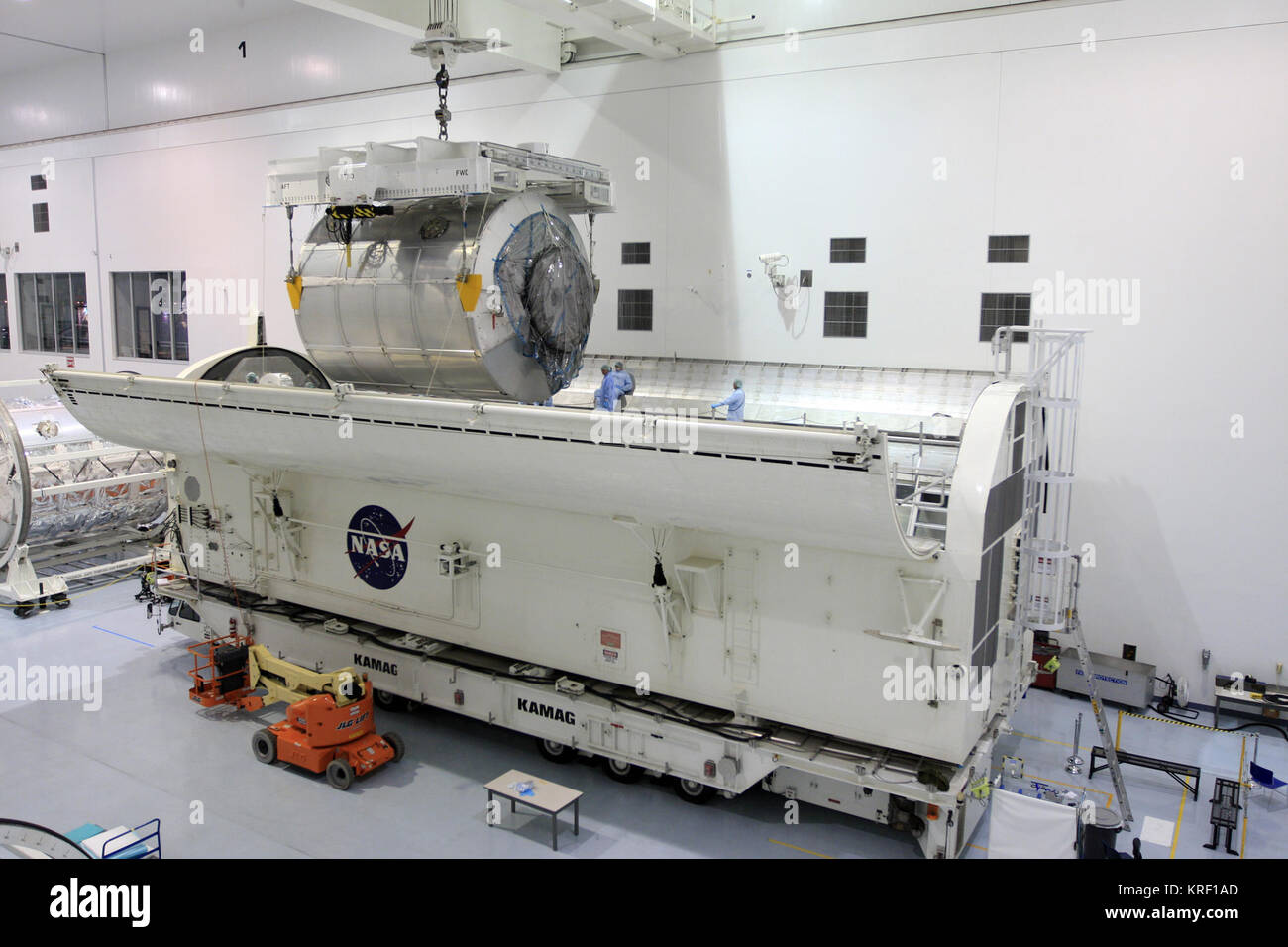 MPLM move to payload canniste Stock Photo - Alamy