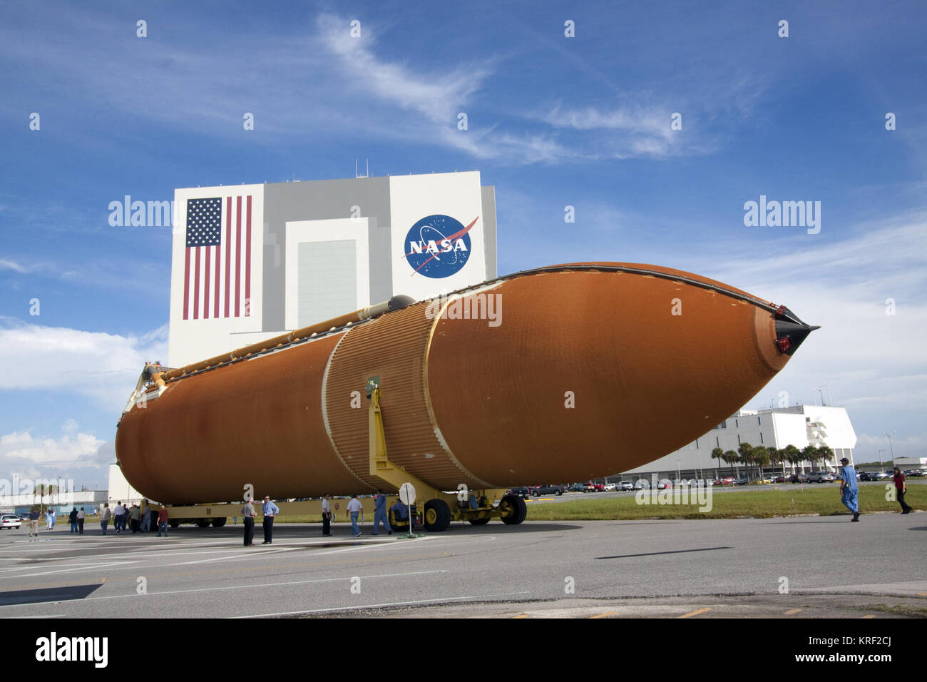 STS-134 External Tank ET-122 in front of the VAB Stock Photo - Alamy