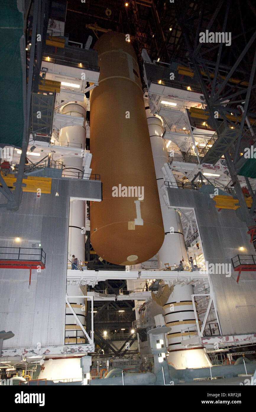 STS-134 External Tank ET-122 lowering Stock Photo - Alamy