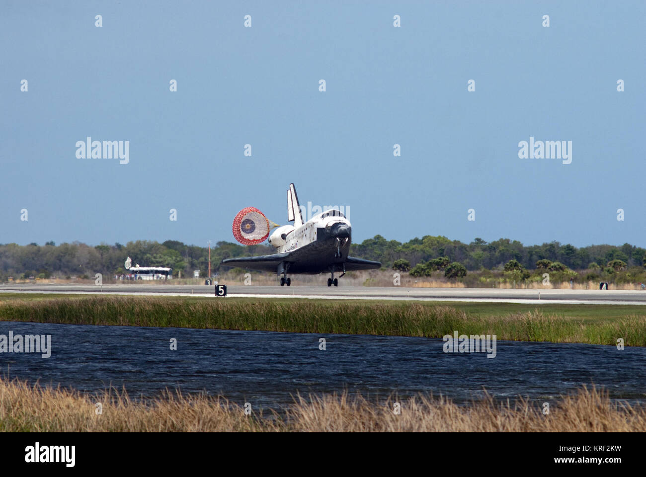 STS-133 landing at Kennedy Space Center 12 Stock Photo - Alamy