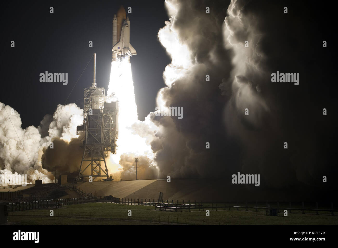 STS-131 launching 2 Stock Photo - Alamy