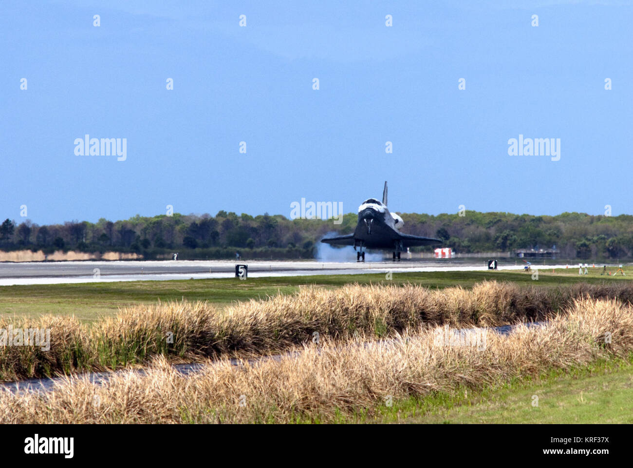 STS-133 landing at Kennedy Space Center 20 Stock Photo - Alamy