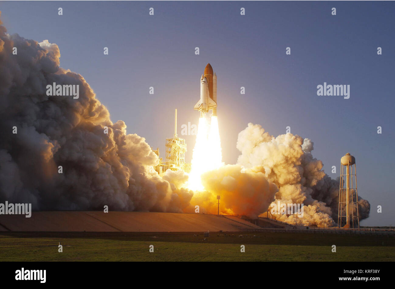 Discovery lift off hi-res stock photography and images - Alamy