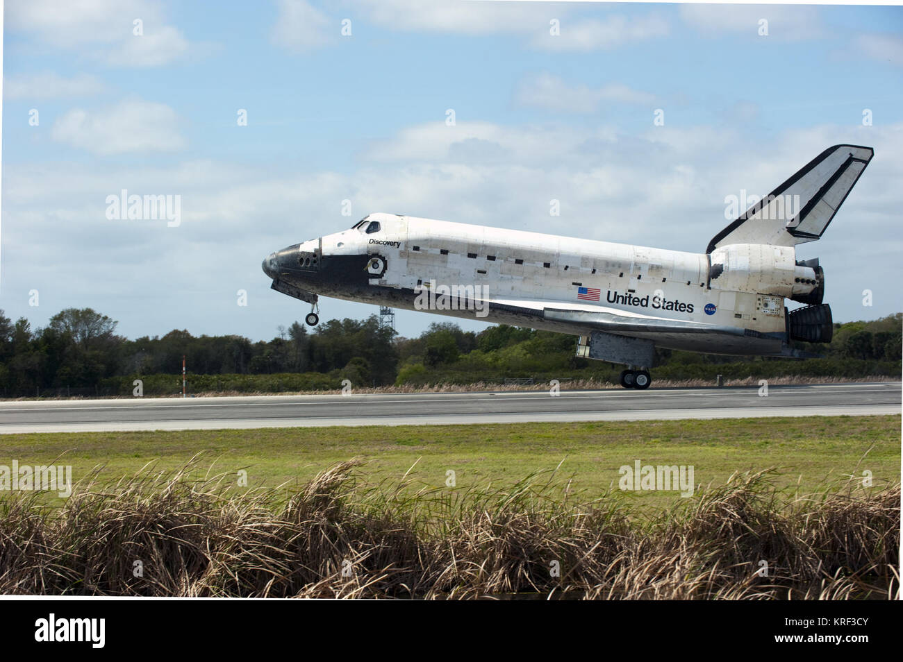 Space Shuttle Discovery touches down-rotated Stock Photo - Alamy