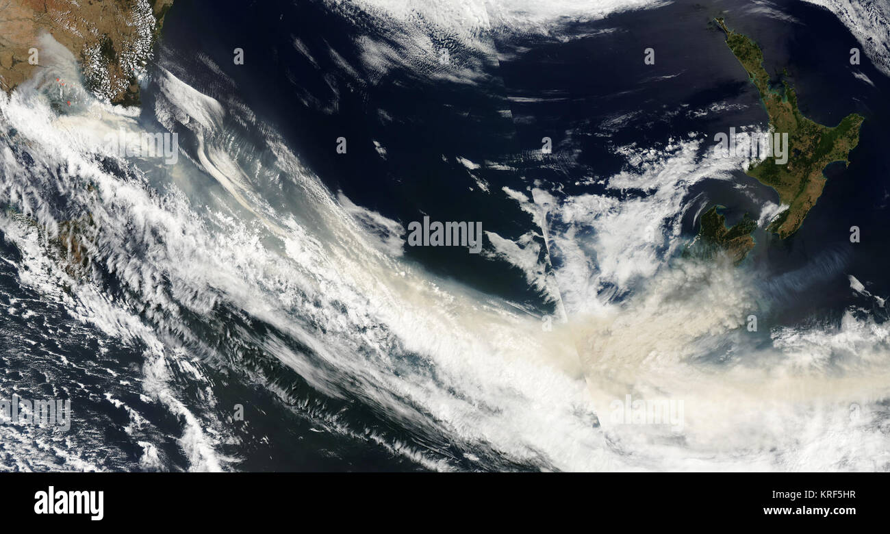 2009 Victorian bushfires smoke plume over NZ Stock Photo - Alamy