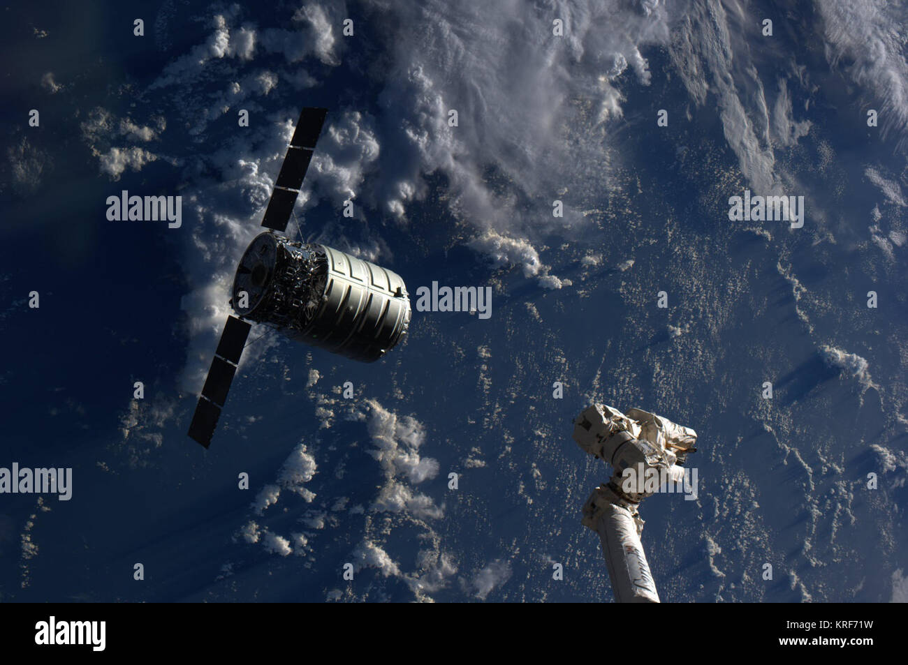 Canadarm 2 reaches out to Cygnus 1 Stock Photo - Alamy