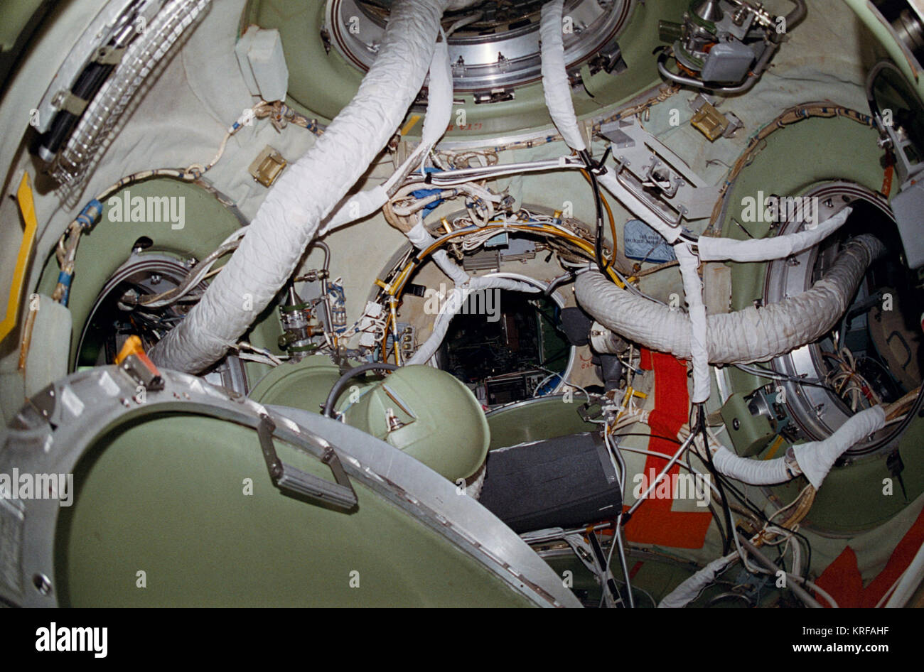 Mir node interior STS-84, 2 Stock Photo - Alamy
