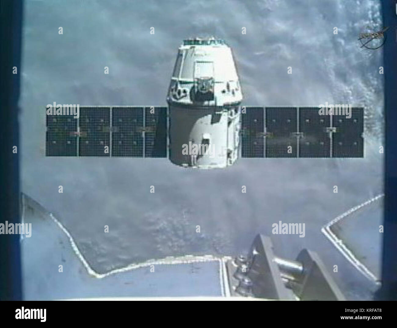 NASA TV C22B Dragon approaches Stock Photo - Alamy