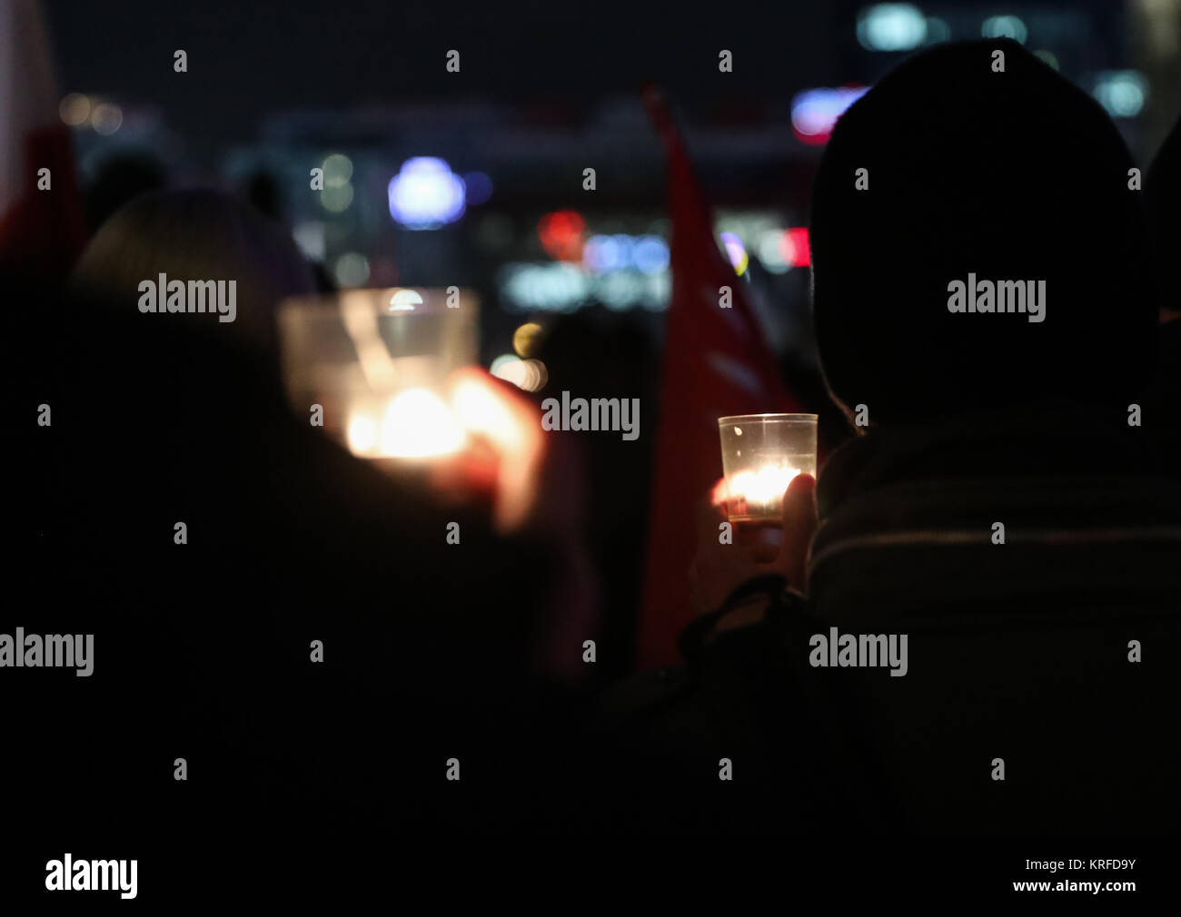 Crowd 100 people hold hi-res stock photography and images - Alamy