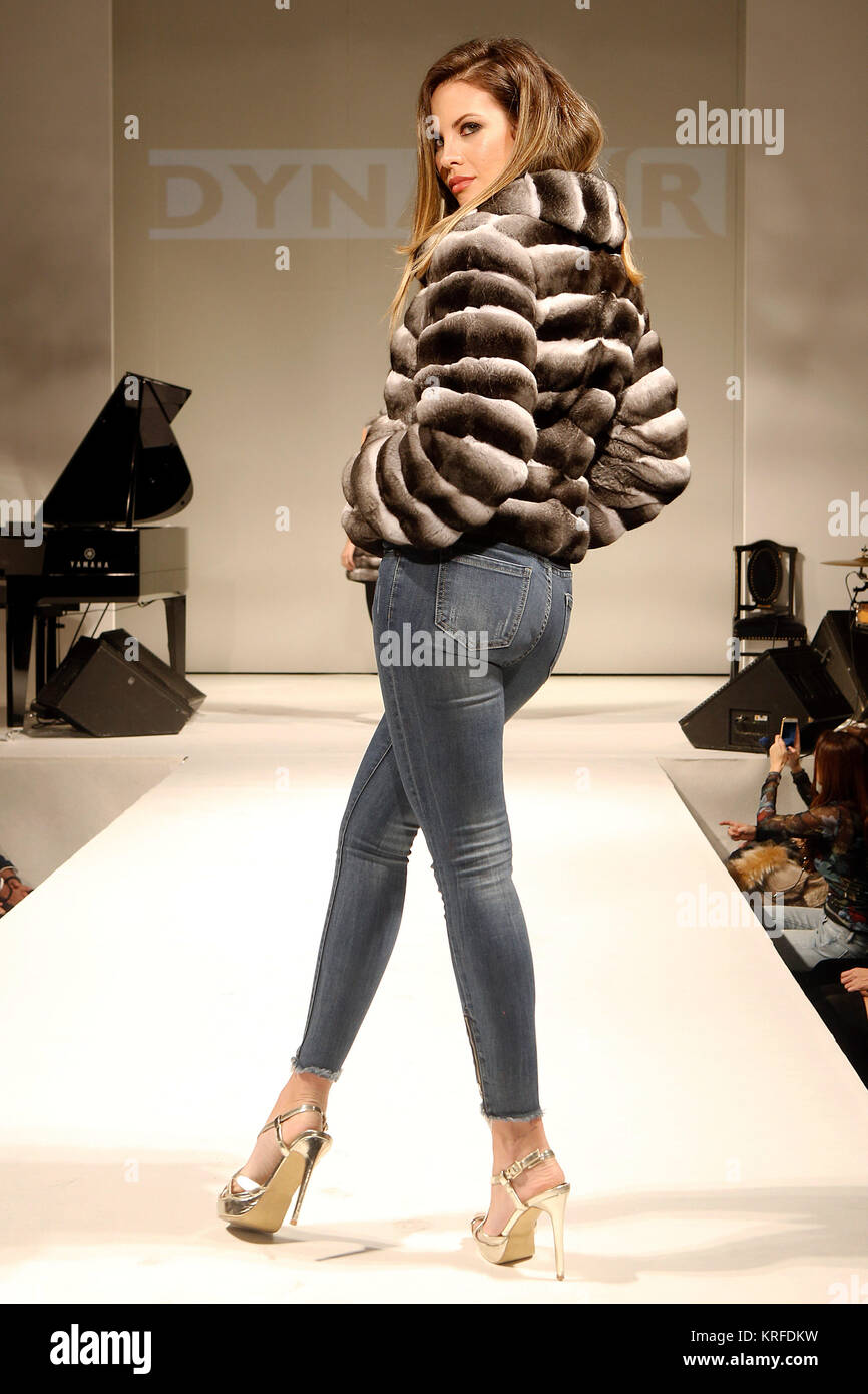 Model Jessica Bueno during the parade of the signature Tony Fernandez ...