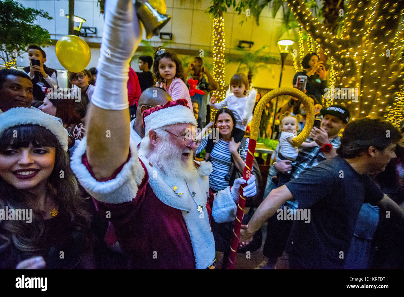 Sao Paulo, Brazil. 19th December, 2017. SANTA CLAUS: Santa Claus and ...