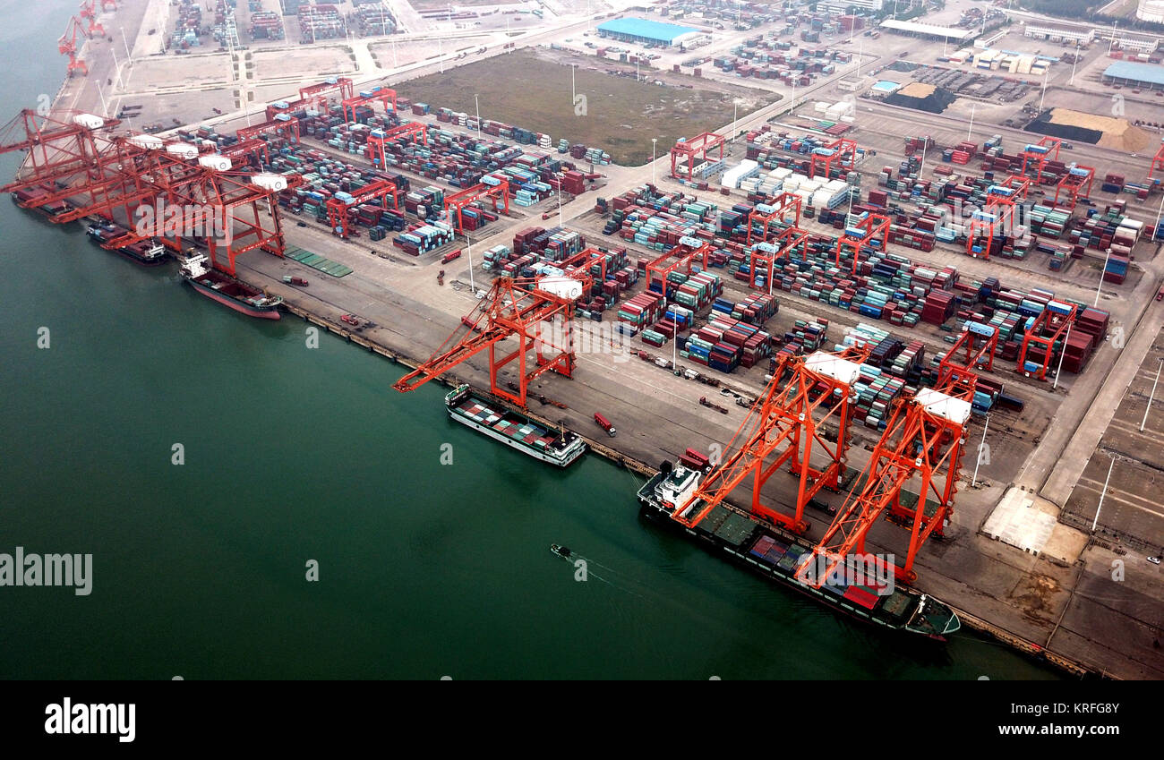 (171220) -- QINZHOU, Dec. 20, 2017 (Xinhua) -- Cargo ships berth at ...