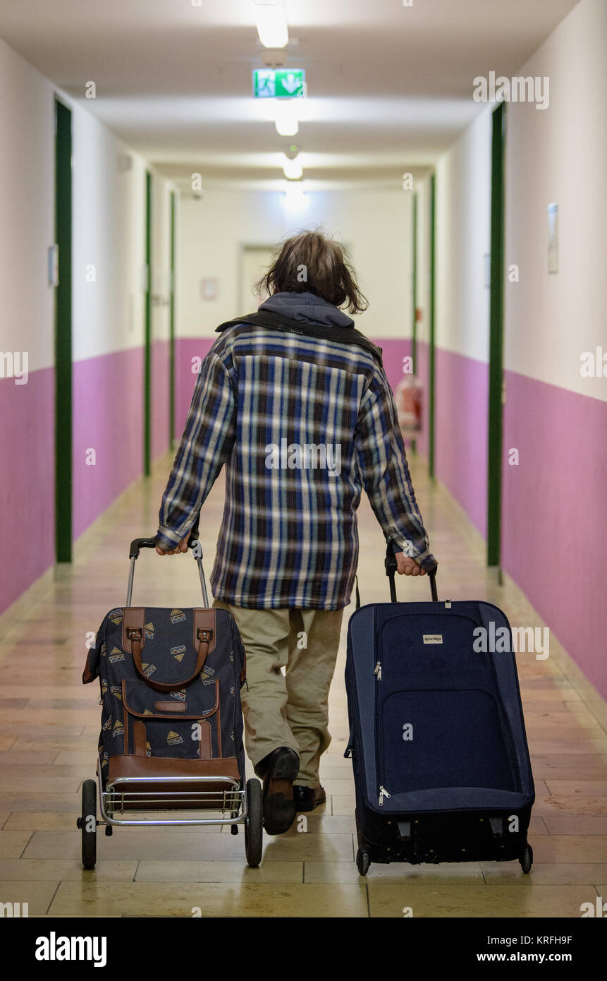 Munich, Germany. 14th Dec, 2017. A homeless person pulls two suitcases ...