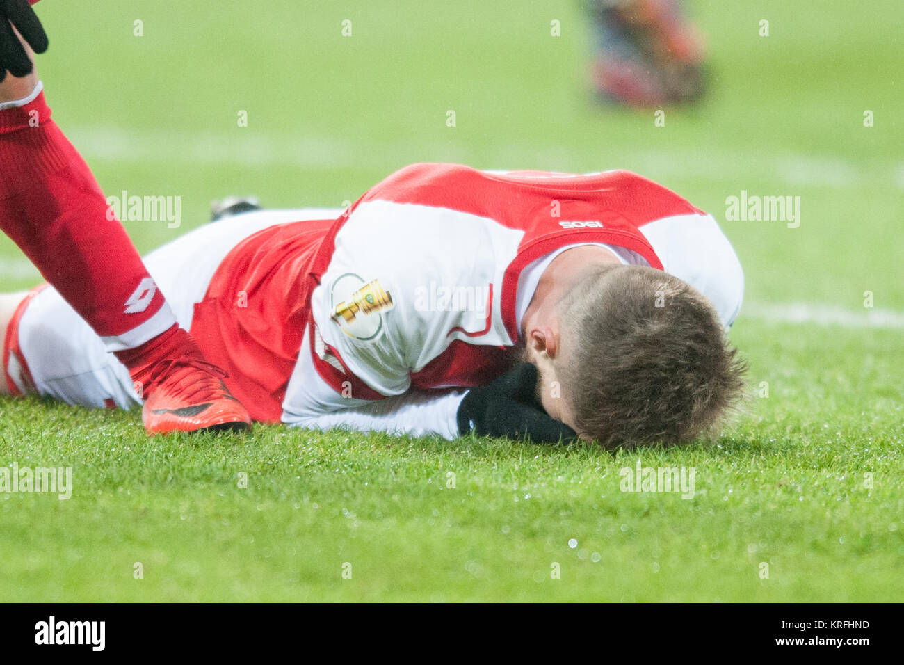 Alexandru MAXIM (MZ) liegt with auf dem pitch, Schmerz, Schmerzen ...
