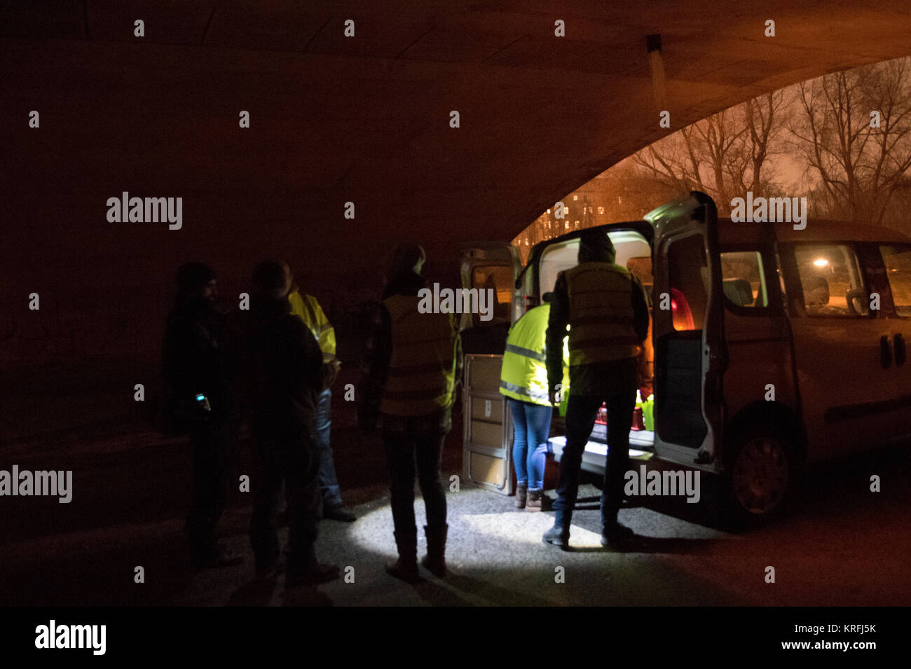 Munich, Germany. 16th Nov, 2017. Volunteers of the organisation ...