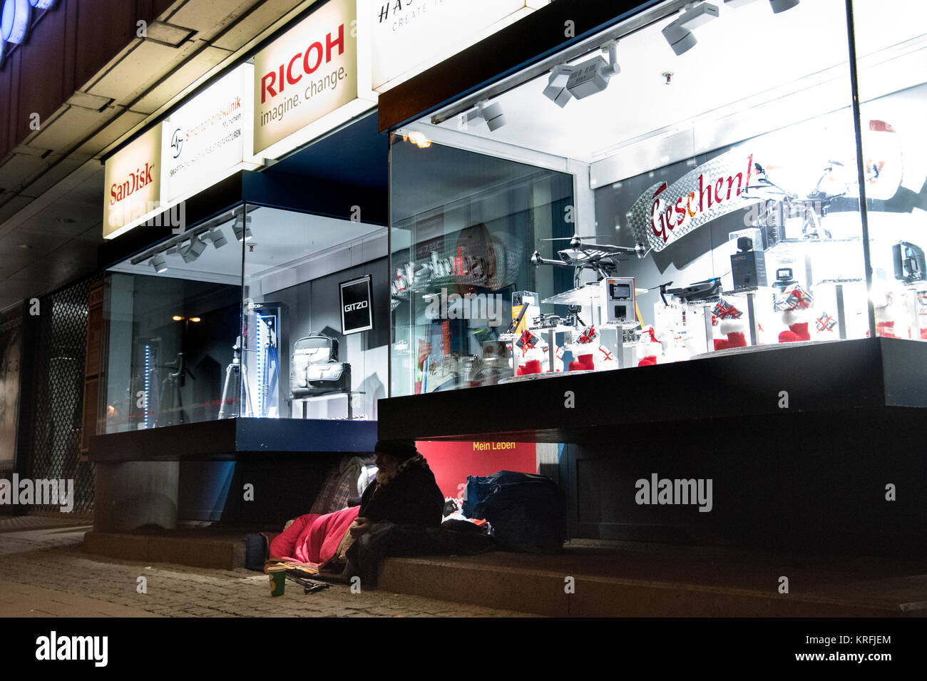 Munich, Germany. 16th Nov, 2017. A homeless person lies on the ground ...