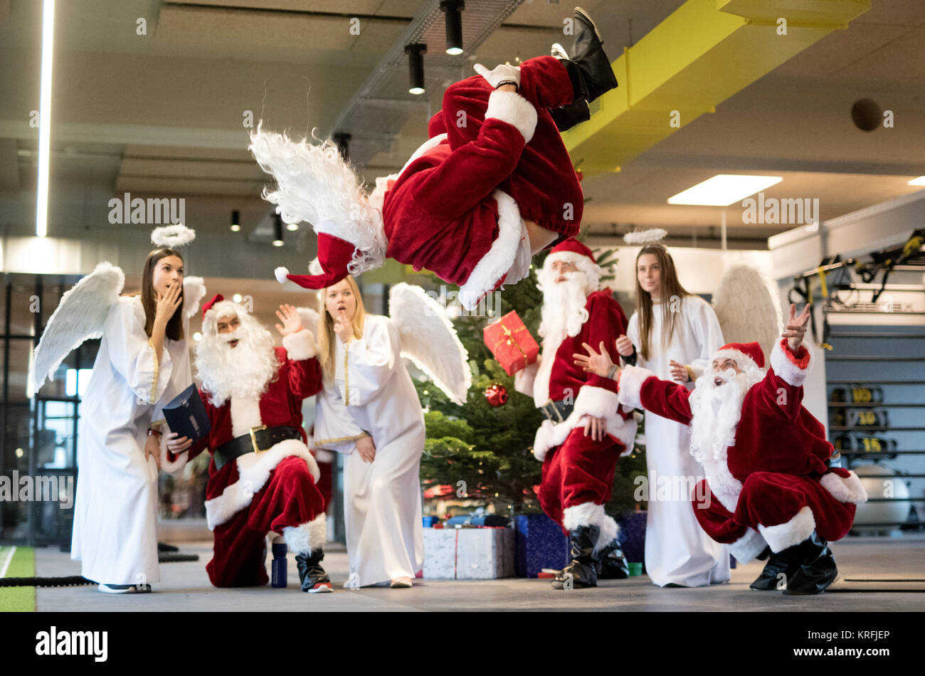 Hamburg, Germany. 20th Dec, 2017. A Santa Claus performs a backflip at ...