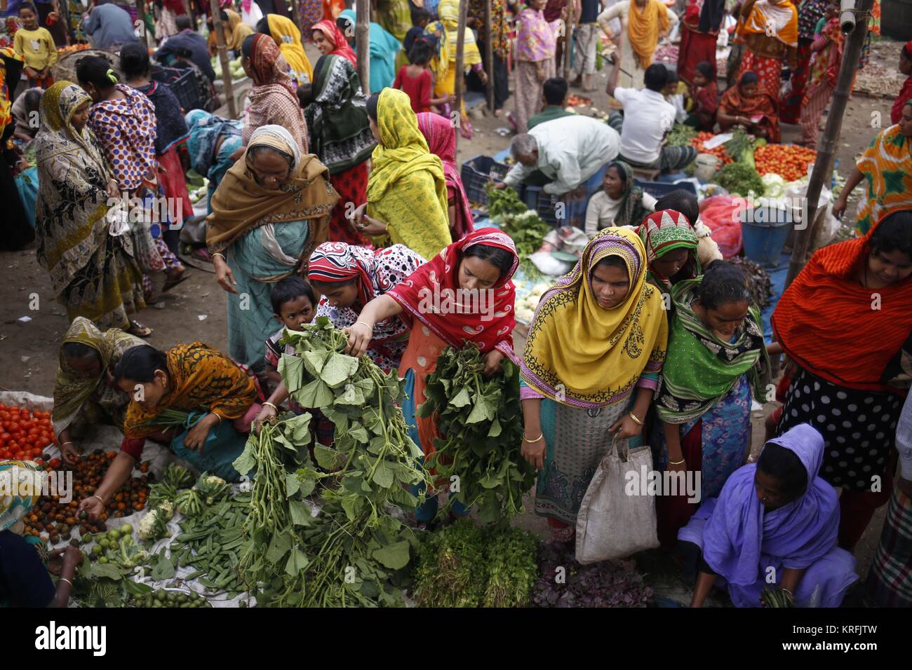 Dhaka, Bangladesh. 19th Dec, 2017. Bangladeshi Women buys vegetable ...
