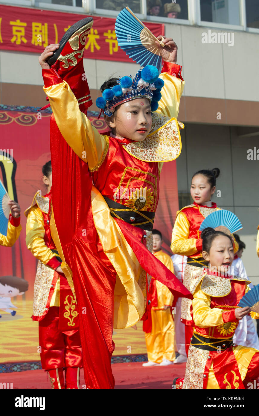 Nanton, China. 20th Dec, 2017. Kids perform Peking Opera at the Peking ...