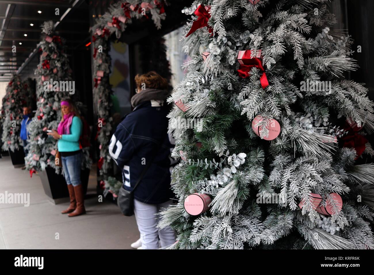 New York City, New York, USA. 20th Dec, 2017. Hectic Christmas ...
