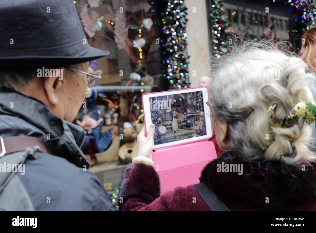 New York City, New York, USA. 20th Dec, 2017. Hectic Christmas ...