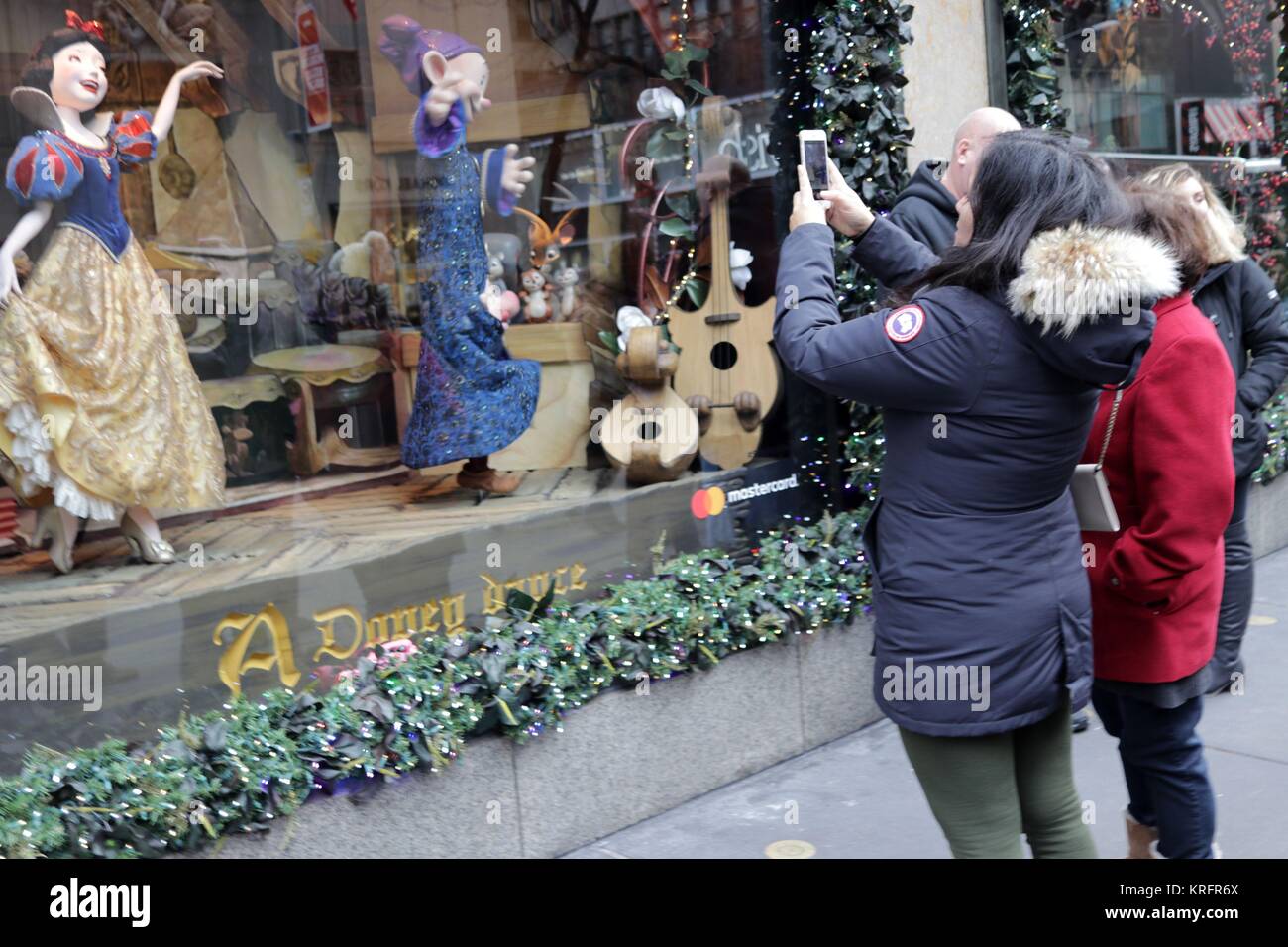 New York City, New York, USA. 20th Dec, 2017. Hectic Christmas ...