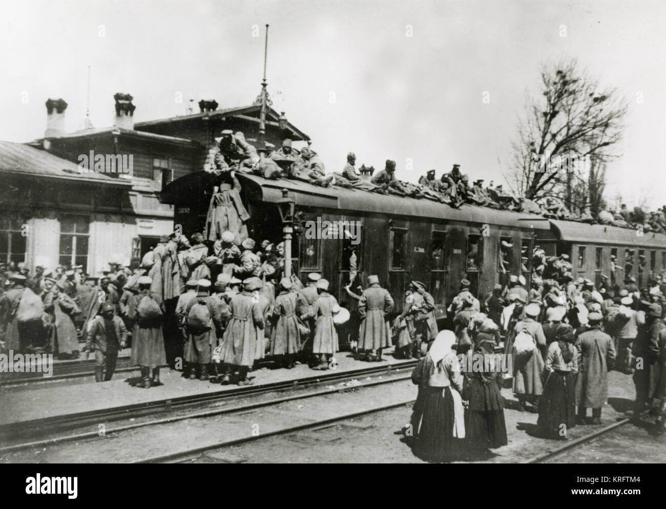 WW1 - Eastern Front - Soldiers Board train for the front Stock Photo ...