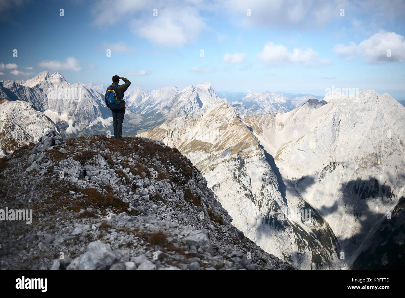 Bergsteiger blickt ins Umland Stock Photo - Alamy
