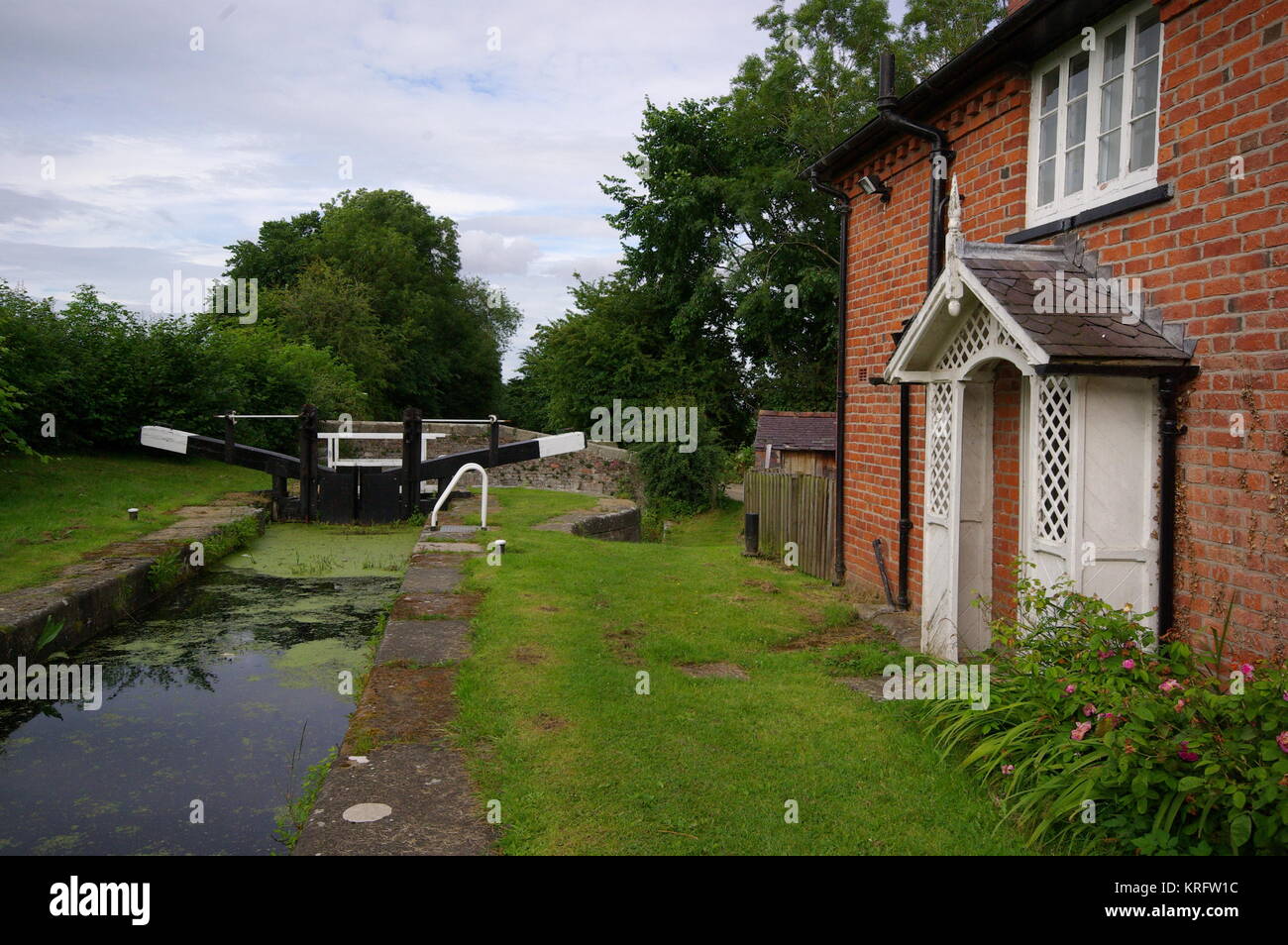 White canal bridge hi-res stock photography and images - Alamy