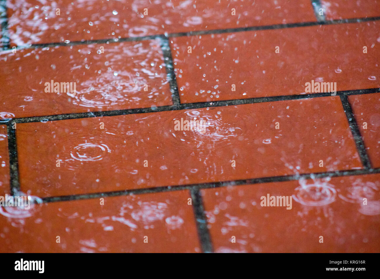 Rain splashing on ground hi-res stock photography and images - Alamy