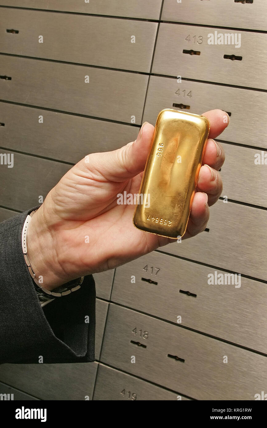 Gold ingot hand hi-res stock photography and images - Alamy