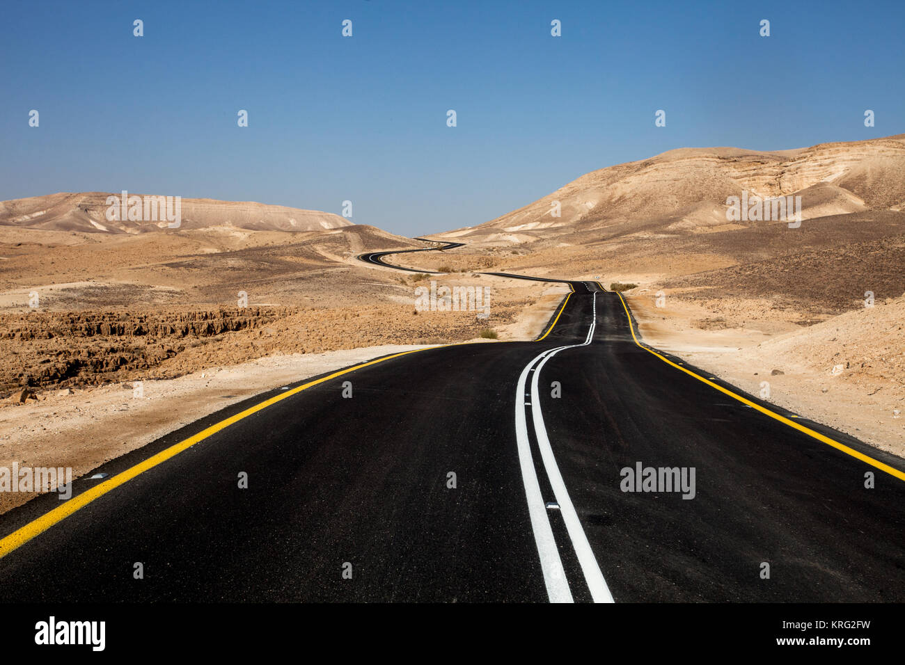 Desert highway through mountains hi-res stock photography and images ...