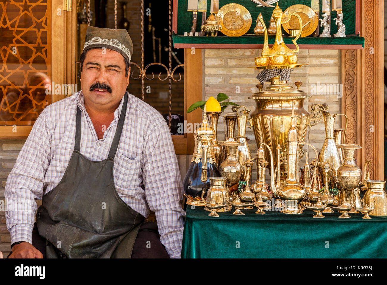 Brass pots hi-res stock photography and images - Alamy